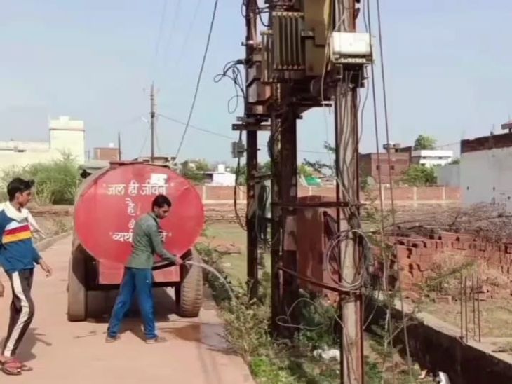 Irrigation of water to keep the earthing of the transformer correct: Due to severe heat in Damoh ...