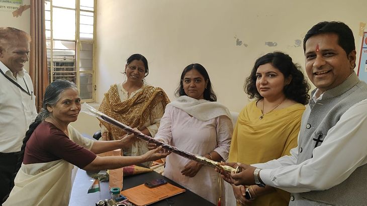 Sirohi sword presented to District Incharge Secretary Poonam | जिला ...