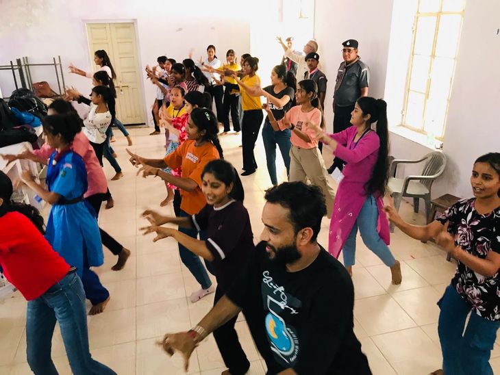 Dance taught to students in skill development camp | कौशल विकास शिविर में विद्यार्थियों को ...