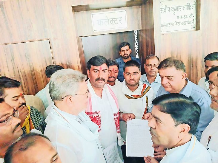 Memorandum submitted at Collector's office regarding power cut and ...