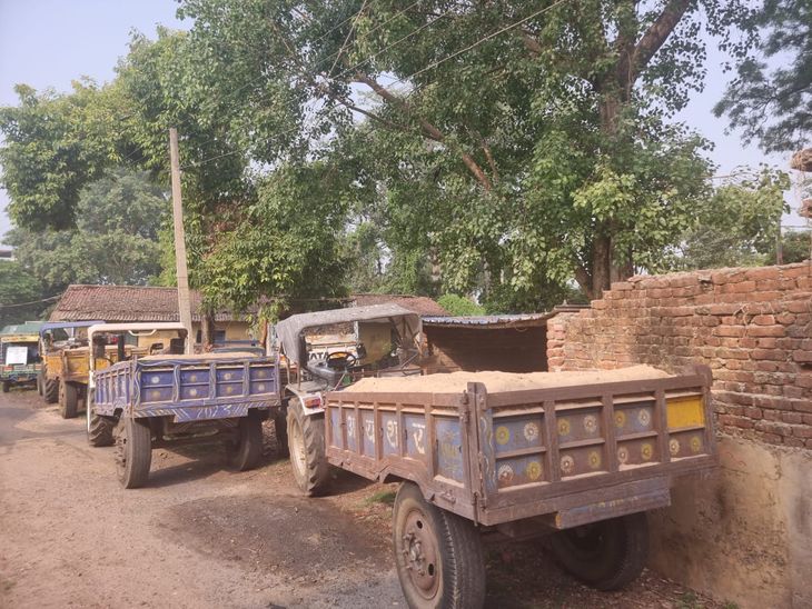 Dumri police and mining department caught two tractors loaded with ...