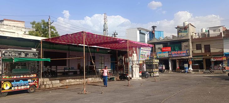 The municipality installed a tent at the bus stand | पालिका ने बस ...