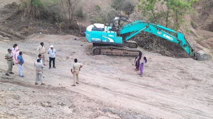 Poklane, JCB, dumper and tractor seized | पोकलेन, जेसीबी, डंपर व ...