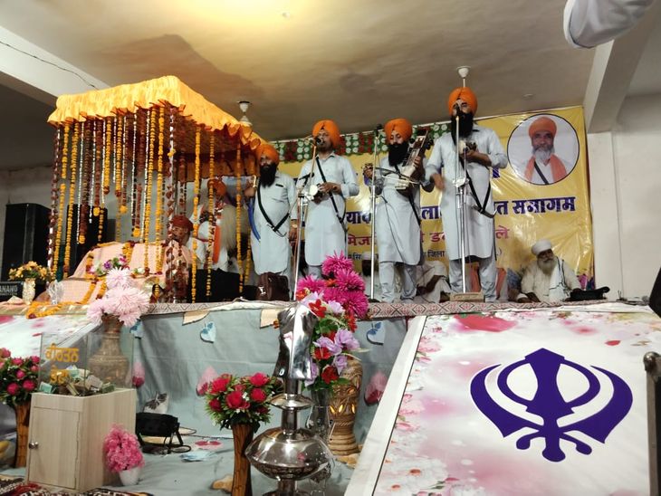 In the Gurumat Samagam, the Raggi groups praised the glory of the Guru ...