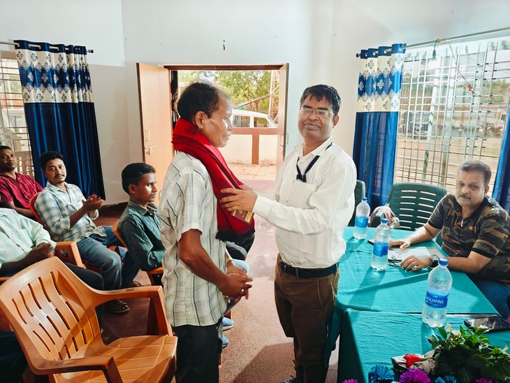 Farewell ceremony of retired chowkidar in Dumri police station premises ...