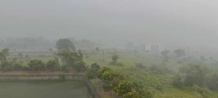 Hoarding fell on Tata Marg due to storm, traffic disrupted for half an ...