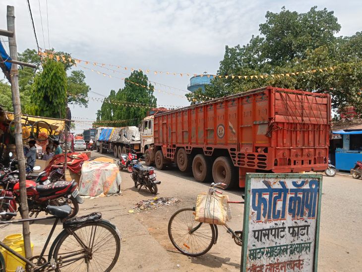An unknown vehicle damaged an electricity pole, traffic disrupted for ...