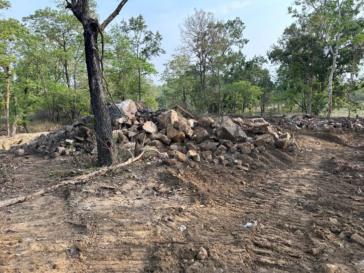 Stones, Poklane and Shifter seized from Ikkalaguda | इक्कलगुड़ा से ...