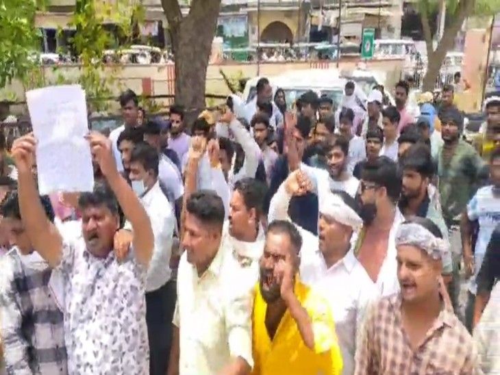 People of Valmiki Samaj demonstrated at the Collectorate | वाल्मीकि ...