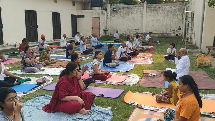 Humor and clapping yoga were performed in the camp | शिविर में हास्य और ...