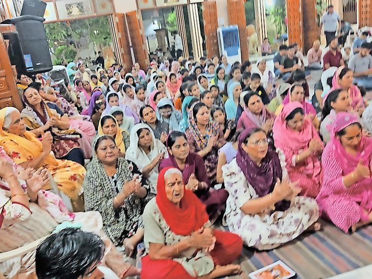 Vashani family recited Chalisa in Shri Prem Prakash Ashram | श्री प्रेम ...