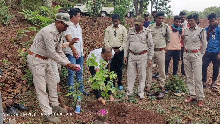 Fruit and shade trees were planted around Amrit Sarovar | अमृत सरोवर के ...