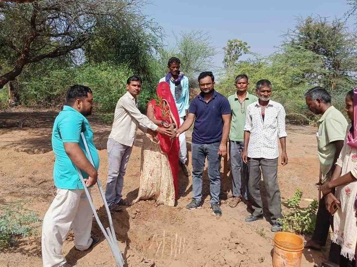 Plantation done at various places in Revdar | रेवदर में जगह-जगह हुआ ...