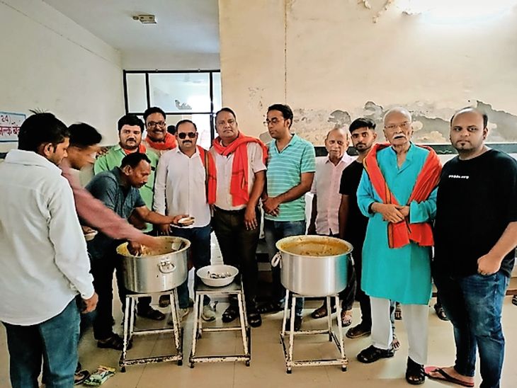 Shri Hanuman Seva Samiti distributed Khichdi to the patients in Janana ...