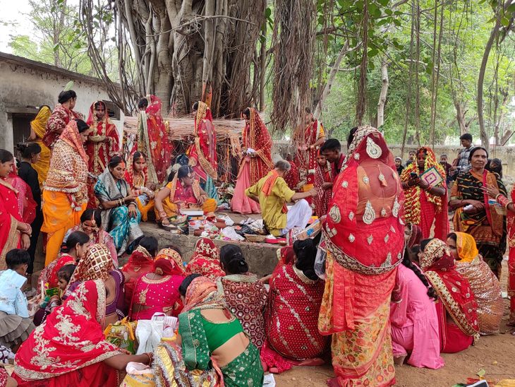 Women kept the fast of Vat Savitri | महिलाओं ने रखा वट सावित्री का व्रत ...