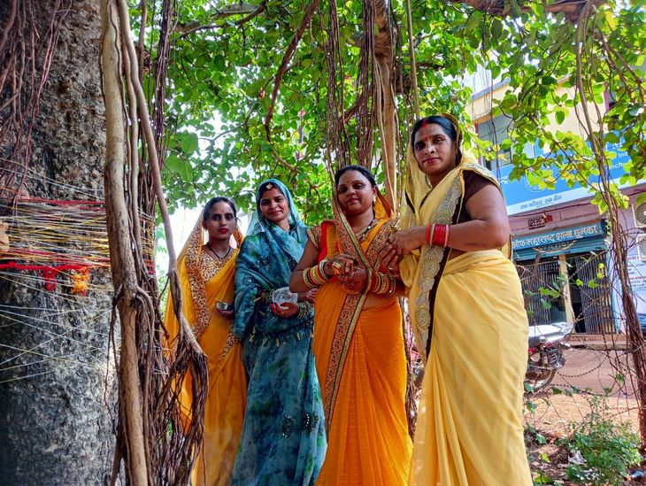 Women kept a fast and worshipped the Banyan tree for the long life of ...