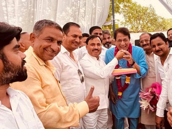 Congratulated Arun Govil after reaching Meerut from Hapur | हापुड़ से ...