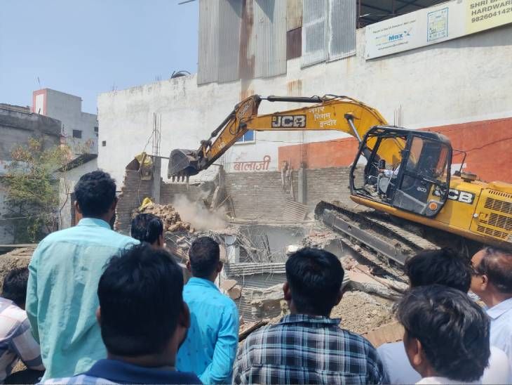 Indore The construction obstructing the construction of the bridge was ...