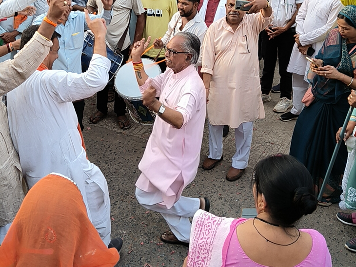 Former MLA's 'lame dance' in Guna