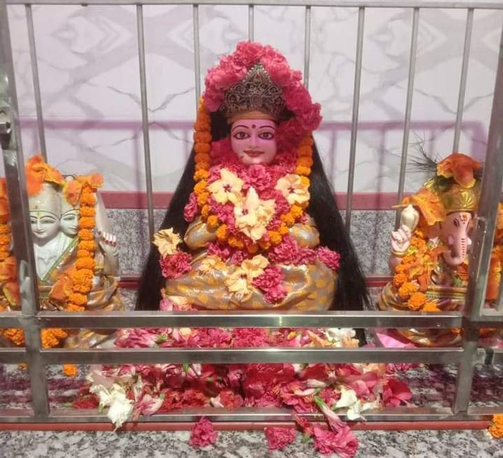 Goddess Parvati, Ganesh and Kartikeya were worshipped after offering ...