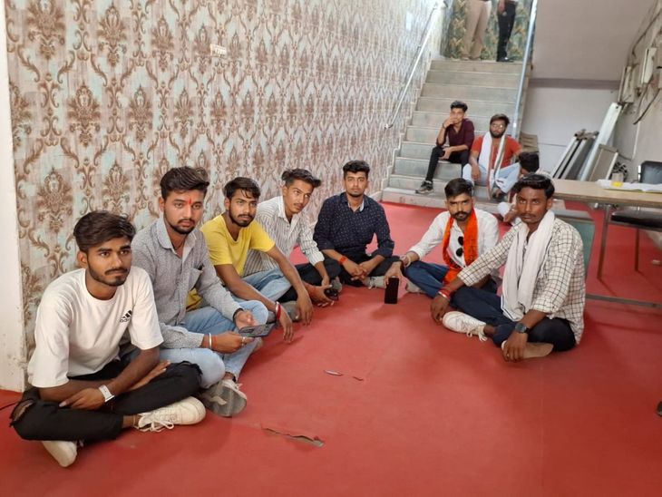 Students troubled by the heat created a ruckus | गर्मी से परेशान ...