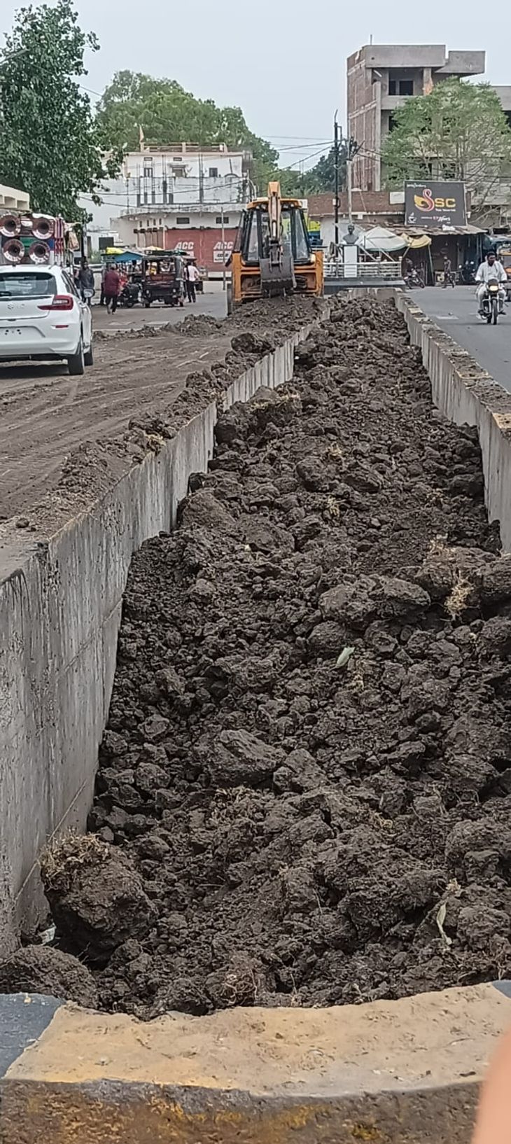 The municipality started the work of filling soil in the dividers built ...