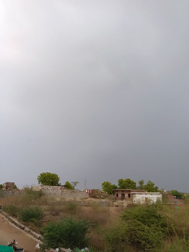 Due to sudden change in weather, dust clouds covered the sky, drivers ...