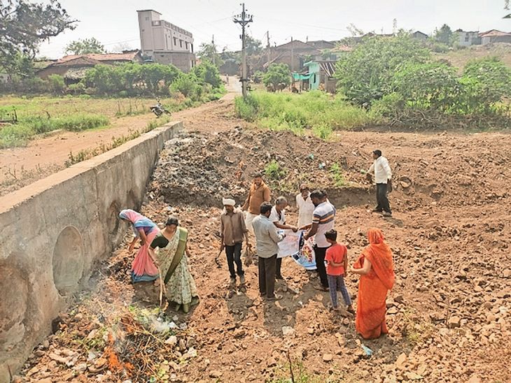 Message of water conservation given by doing shramdaan in the river ...