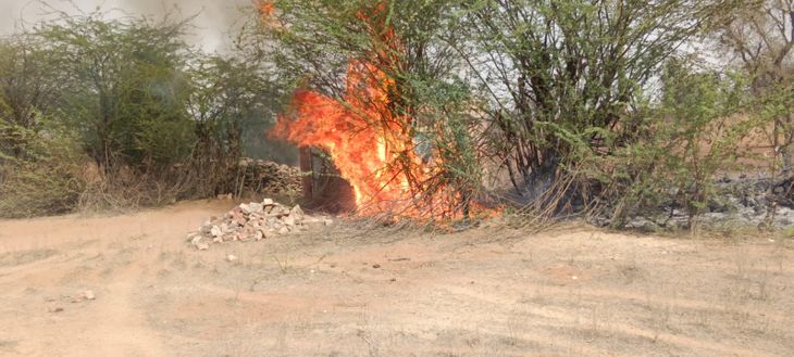 Fire in farm fence caused by falling electrical wire, fire brigade ...