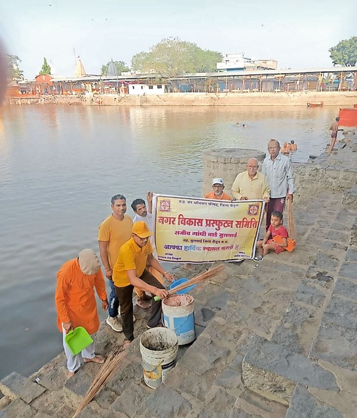 Tapti Ghats were cleaned by doing Shramdaan | श्रमदान कर ताप्ती घाटों ...