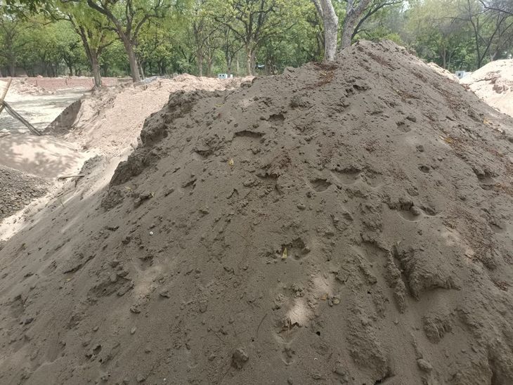 In Fatehpur, inferior material is being used in the construction of ...