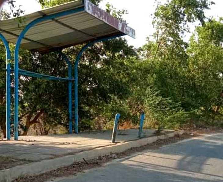 6 The bus does not pass through the village, it does not stop on the ...