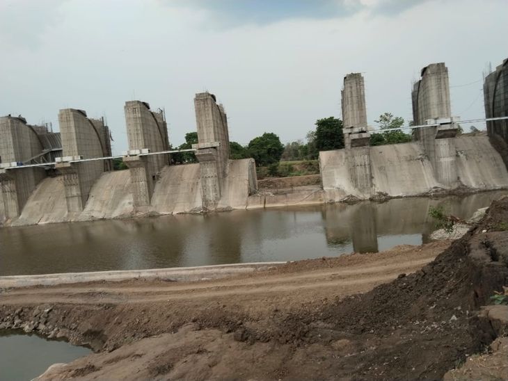 Demand to close the open gate of Garha Dam. Farmers expressed fear of ...