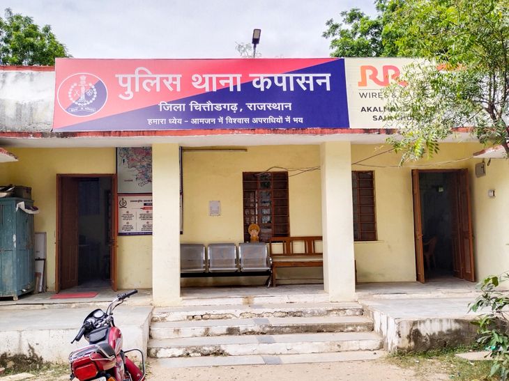 Opium and poppy powder were hidden under the fodder | चारे के नीचे छिपा ...