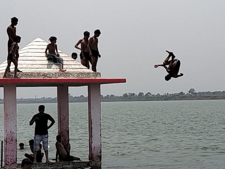 As the backwater level increased, water hyacinth started accumulating ...