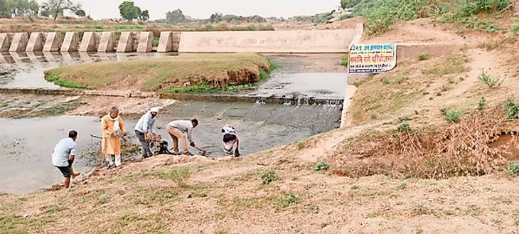 Social workers launched a cleaning campaign in the Kwari river | क्वारी नदी में समाजसेवियों ने ...