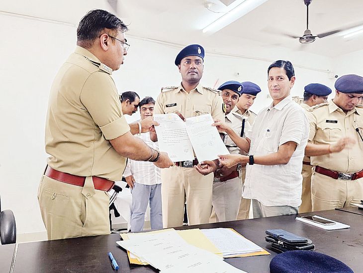 SP honored the Panjwara police station in-charge by giving him a ...