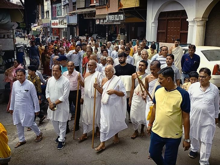 People of the society gathered in large numbers for the auspicious ...