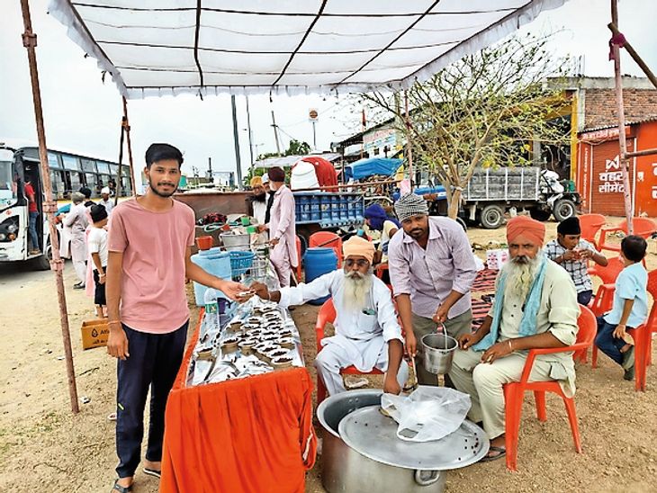 Sikh community set up a stall on the occasion of Arjun Devji's ...