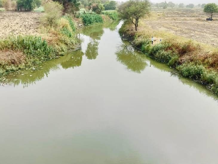 Deepening of Kolans river which meets Bada Talab | बड़ा तालाब में मिलने ...