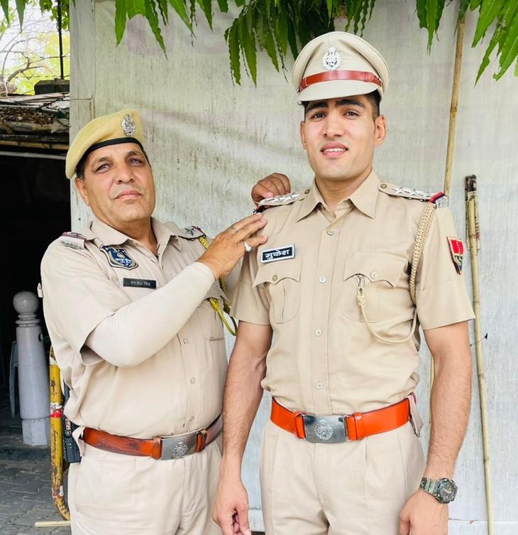The son who became a CI got the star put on his shoulder from his ASI ...