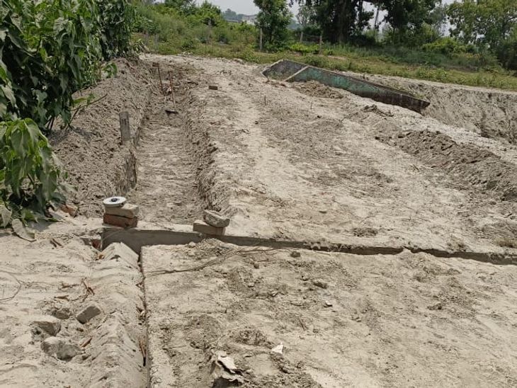 Use of inferior material in CC road construction | सीसी रोड निर्माण में ...