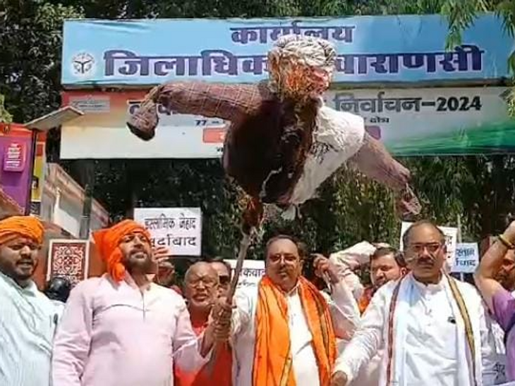 VHP-Bajrang Dal burnt effigy in protest against Jammu terrorist attack ...