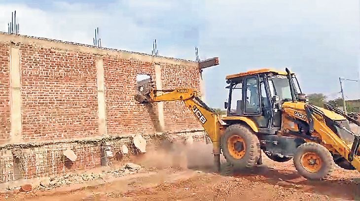 Illegal construction done by encroachment was demolished | अतिक्रमण कर ...