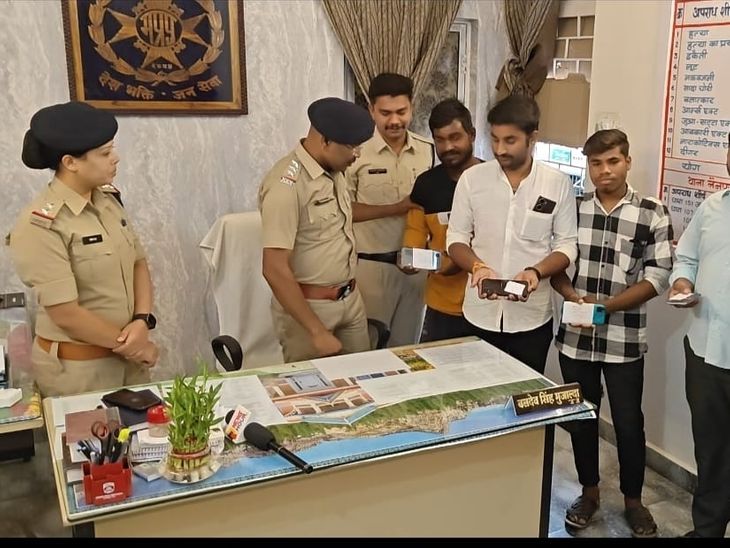31 lost mobile phones found in two months | दो माह में ढूंढे 31 गुम ...