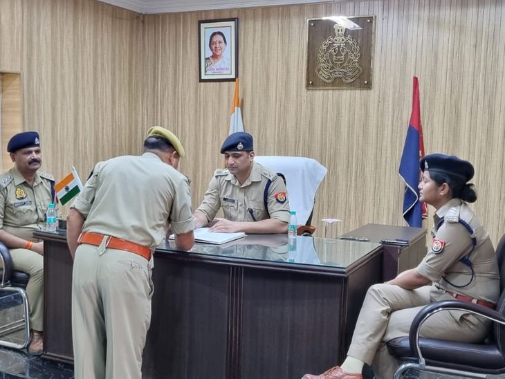 Unnao SP took weekly parade | उन्नाव में साप्ताहिक परेड का एसपी ने लिया जायजा: बोले- वर्दी ओर ...