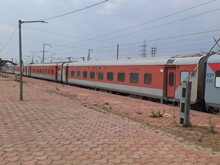 Routes of 72 trains diverted | 72 ट्रेनों के रूट डायवर्ट: मालखेड़ी ...