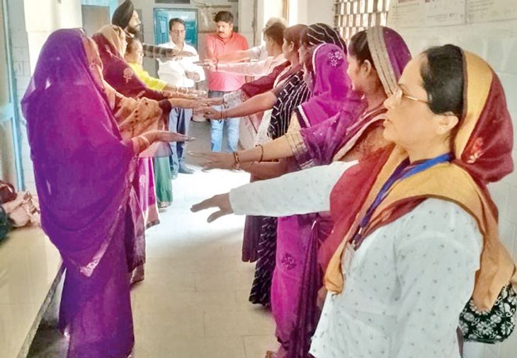 Pledge to donate blood on Blood Donor Day | रक्तदाता दिवस पर दिलाई ...