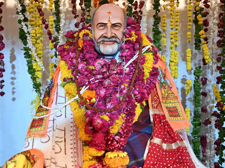 Installation of Neem Karoli Baba in Char Imli Hanuman Temple | चार इमली ...