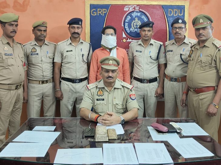 Chandauli's GRP and RPF team caught the young man | चंदौली की जीआरपी और आरपीएफ टीम ने युवक को ...